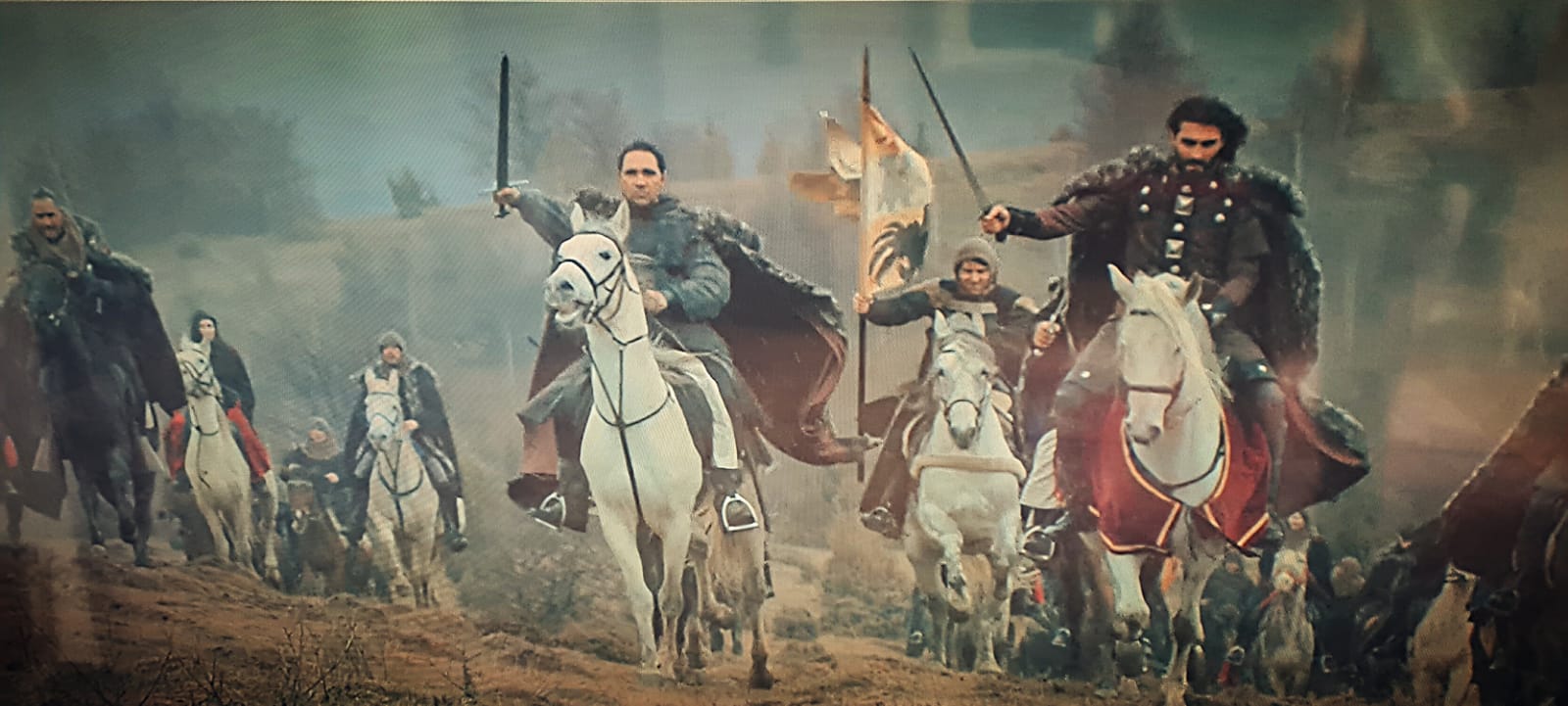 EGREGORA. O călătorie care începe într-un septembrie la Castelul ...